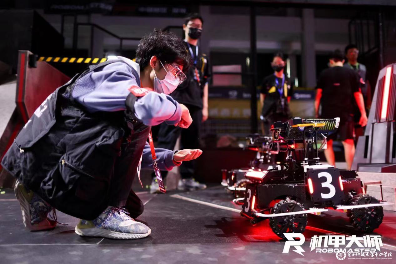 喜讯|我校在全国大学生机器人大赛RoboMaster机甲大师2023超级对抗赛中部区域赛中荣获佳绩_校园时讯_新闻网-电子科技大学中山学院